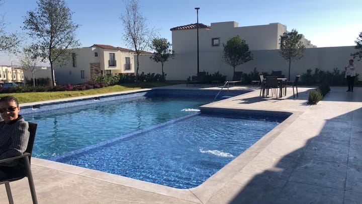 Acogedora Casa Con Alberca Compartida En Querétaro - Querétaro
