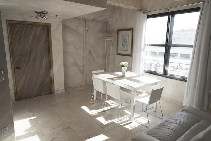 Stunning 3 Bedrooms In The Middle Of Ocean Drive - Miami Beach, FL