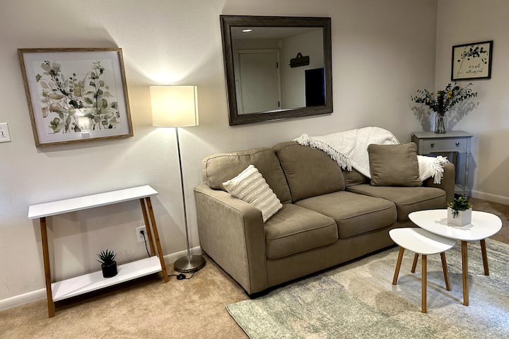 Private Garden Level Apartment W/garage - Aurora, CO