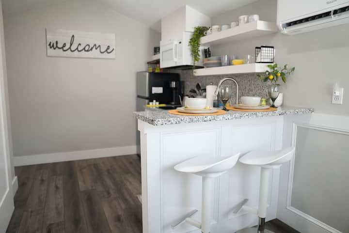 Stylish Luxe & Private Cottage 5min From Downtown - Tampa, FL