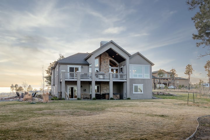 Rockies View ➼ Hot Tub ➼ Rec Room - Colorado Springs, CO