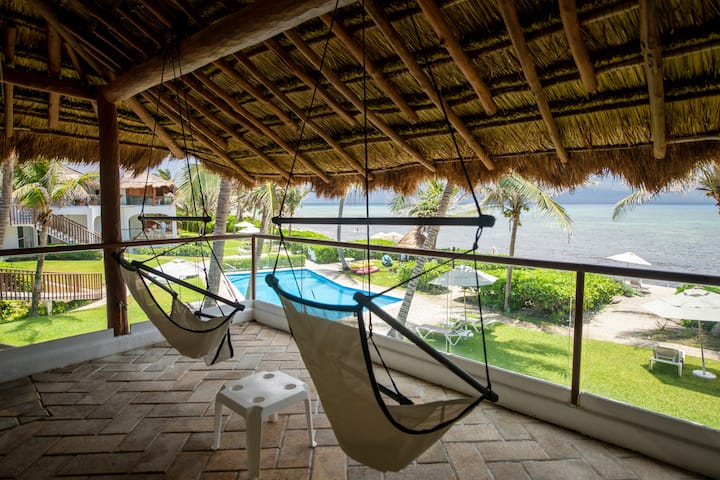 Las Villas-spacious Beachfront Villa With Sea View - Akumal