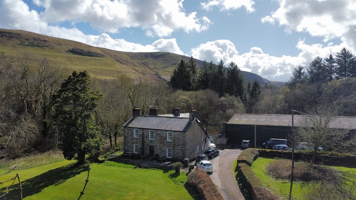 Forest Lodge Farmhouse, Group Accommodation For 24 - Wales