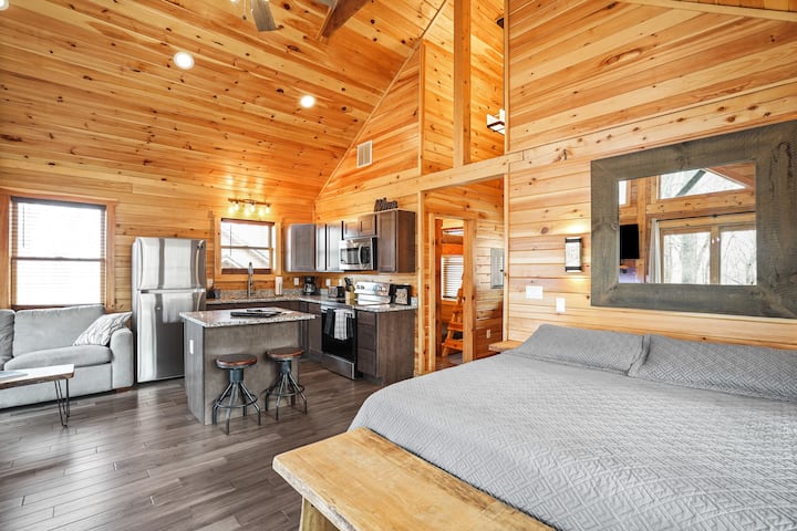 Hocking Hills Cabin ~ The Pinot - Up To 6 Guests - Hot Tub-firepit-wifi - Logan, OH