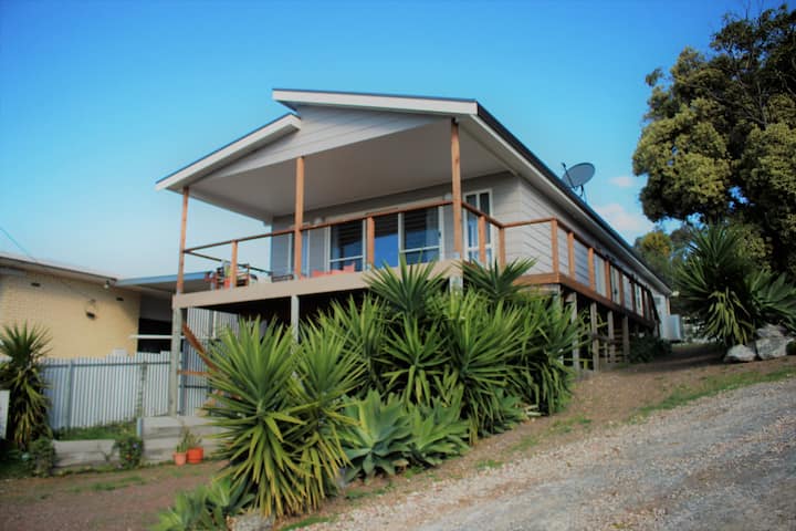 4 Bedroom 2 Bathroom Elevated & Modern Home - Sweeping Views + Free Wifi! - Port Lincoln
