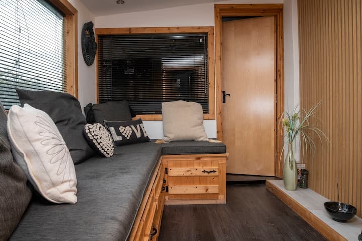 East Annex Apartment: Workstation & Quiet Comfort. - Aboyne