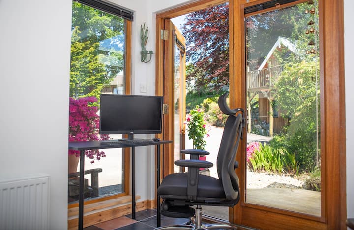 East Annex Apartment: Workstation & Quiet Comfort. - Loch Kinord