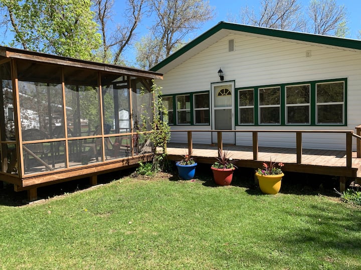 Year Round Roomy Cottage With 4 Season Sunroom - Manitoba