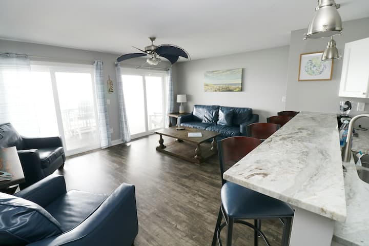 Roomy Waterfront/poolside Condo, 4 Bed/2 Bath 112 - Put-in-Bay, OH