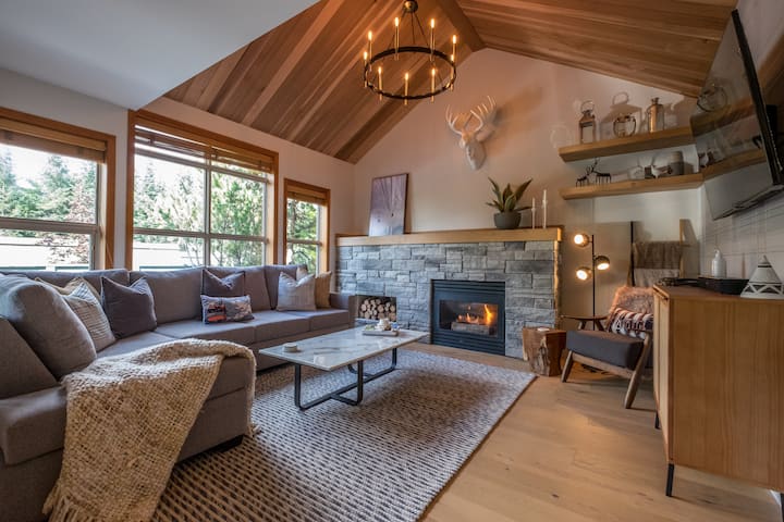 Luxury Townhome Ski-in/walkout, Private Hot Tub - Whistler