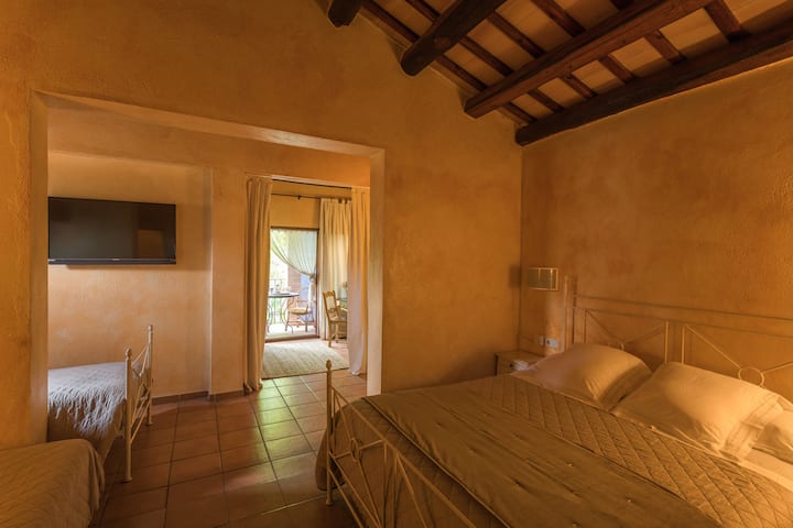 Habitación Familiar Con Terraza Vistas Al Jardín - Figueras