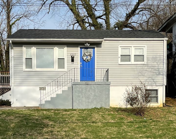 Cozy Pad Minutes From Downtown Roanoke - Roanoke, VA