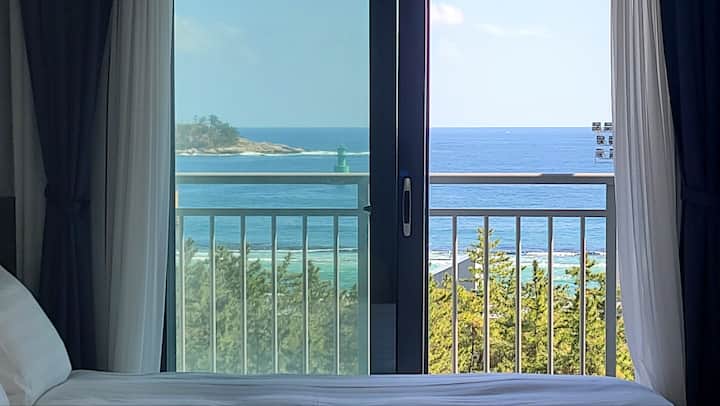 오션뷰 연박특가 @마노블루 #B2 신축레지던스, 속초해변1분, 속초관람차, 인덕션 가능 - Sokcho-si