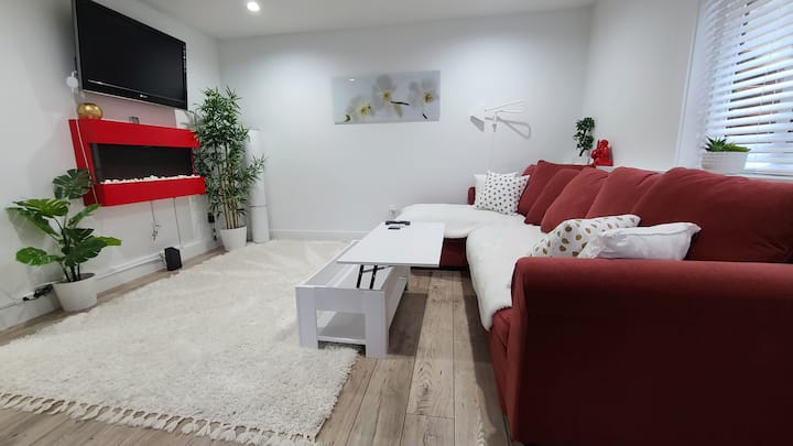 Modern, Self-contained 2b/ 1.5 B Suite W/workspace - Maple Ridge