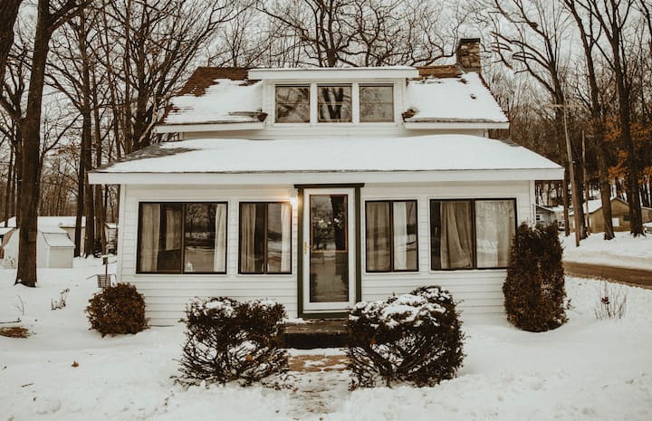 Happy Trails Haus, Cozy Lakeview Cabin - Gaylord, MI