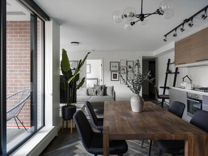 Modern & Stylish 3bedroom Chinatown Apt W/ Parking - Vancouver
