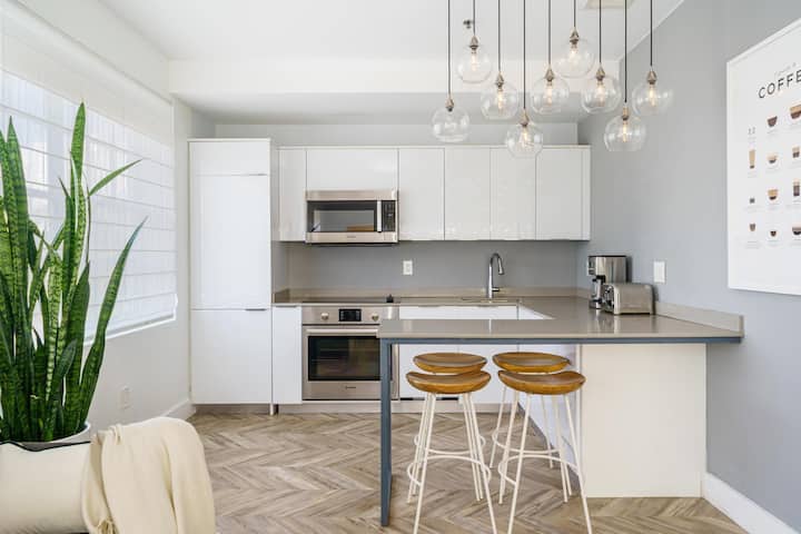 Luxury Apt Steps From Beach+beachchairs&umbrella - Fisher Island, FL