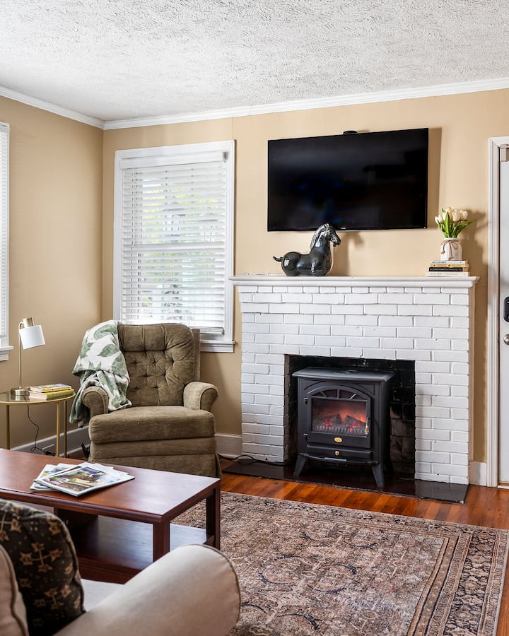 Darling Updated Dog-friendly Home Off S. Boundary - Aiken, SC