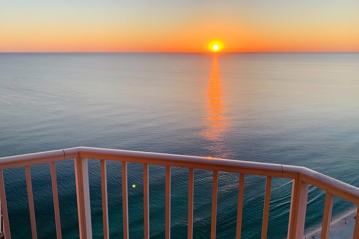 *New* Luxury Beachfront & Beach Service Included - Panama City Beach, FL