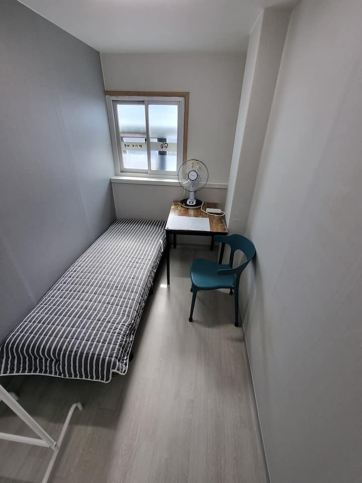 01 홍대 - Main Street - A Small Private Room - Corea del Sur