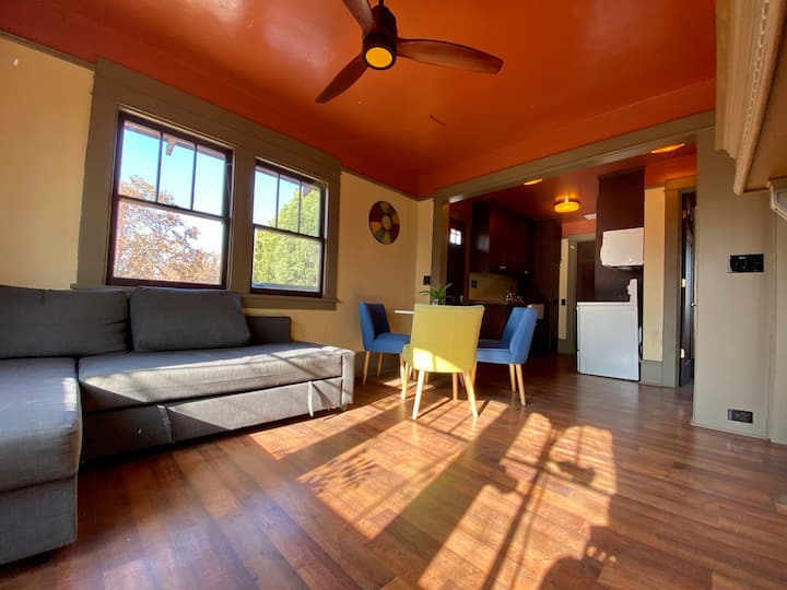 1920s Historic 2bed/1bath Top Floor Suite W/views - Fresno, CA