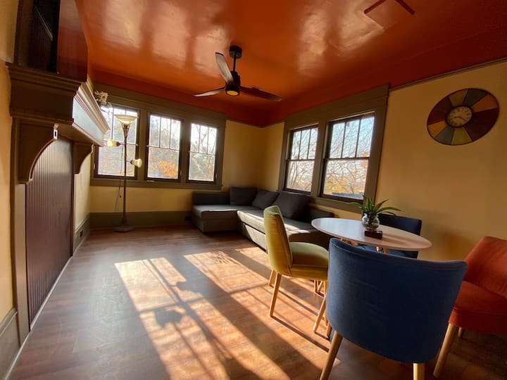 1920s Historic 2bed/1bath Top Floor Suite W/views - Fresno, CA