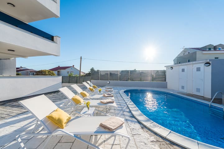 Villa Lena 3. Luxury Apartment With A Pool - Novalja