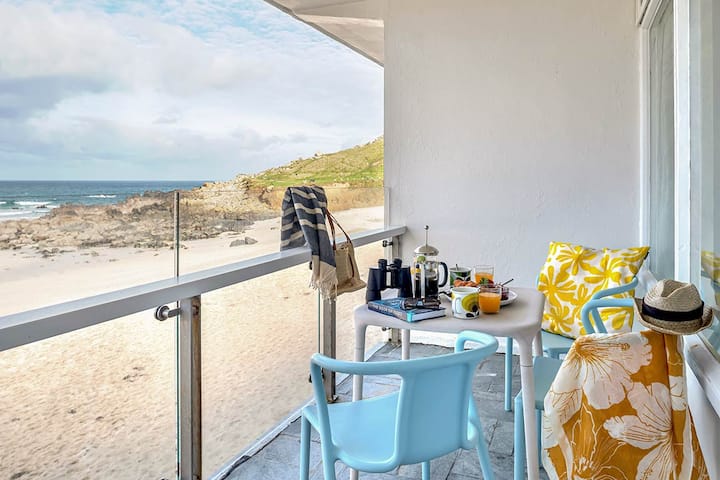 Porthmeor Beachfront Apartment With Stunning Views - St Ives