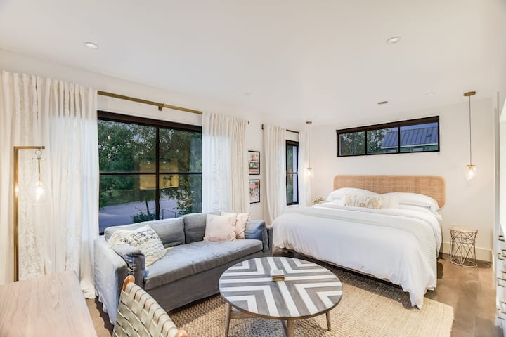 The Frog: Chic 2 Bed/1 Bath Guest House W/ Parking - Austin, TX
