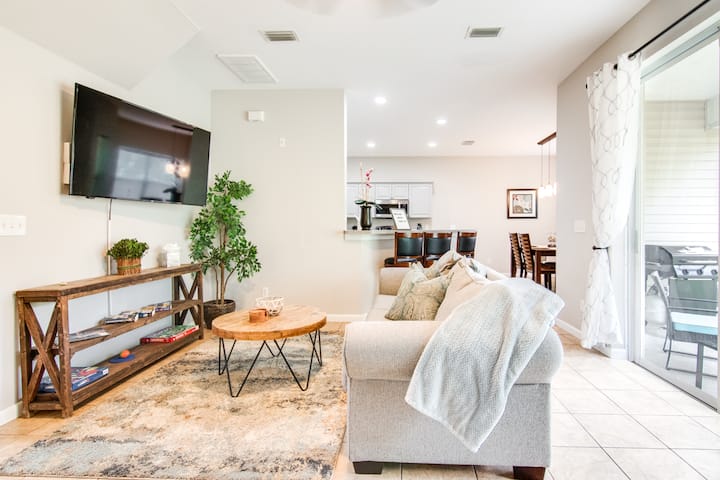 Serene - Furnished Immaculate Home W 2-car Garage - Wesley Chapel, FL