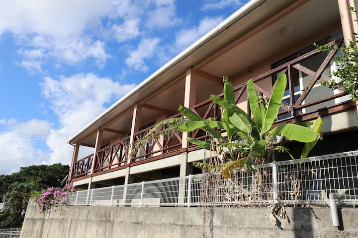 リゾートヴィラ オーシャンブリーズ 石垣島☆海の見える部屋☆海風が心地良い丘の一軒家☆長期滞在も歓迎 - 石垣市