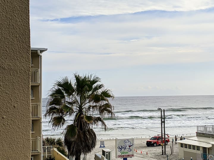 Perfect Getaway ~ Ocean Front Complex ~ Pool Open - Daytona Beach