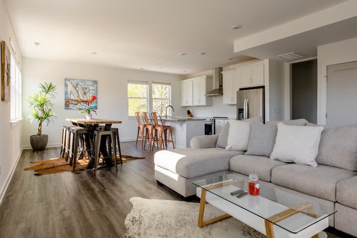 1.3 Miles Broadway! Brand New! 3 Story Rooftop!