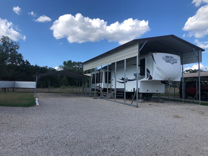 Glamping At Majestic Cedar Creek - Cedar Creek, TX
