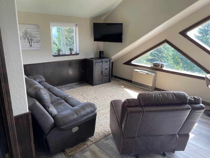 Hideaway Cabins - The Otters Den - Homer, AK