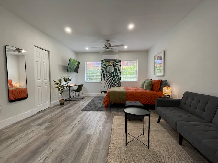 Spacious Studio Newly Renovated - Miami, FL