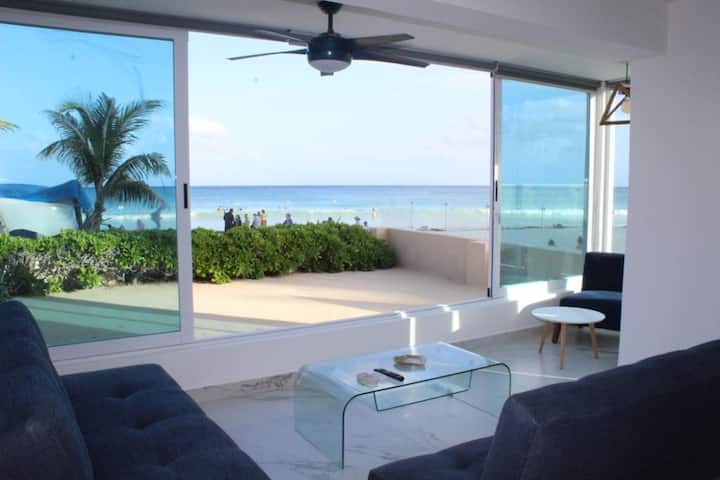 Beach Front Renewed Apartment - Cancún
