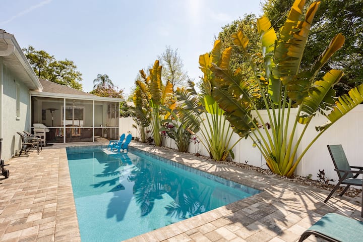 Private Room & Bath With A Pool In Our Home - St. Petersburg, FL