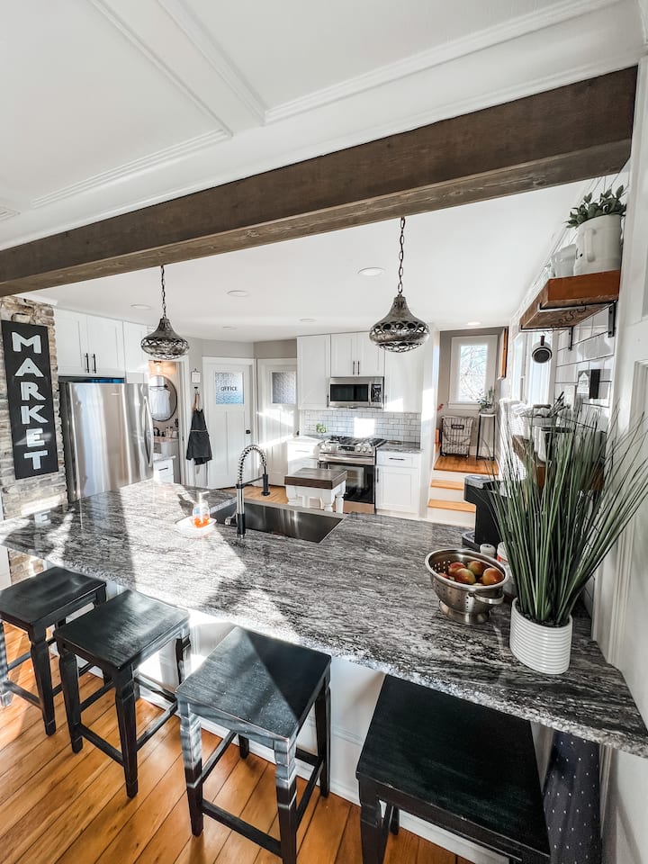 Boho Farmhouse Mke - Modern & Spacious - 3 Bedroom - Milwaukee, WI