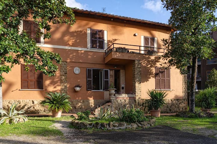 Villa Esclusiva Di 300 Mq  Con Giardino E Parchegg - Rom