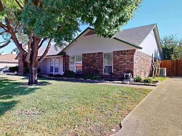*Pet Friendly * A Stylish Updated 3br In Dfw - Grapevine, TX