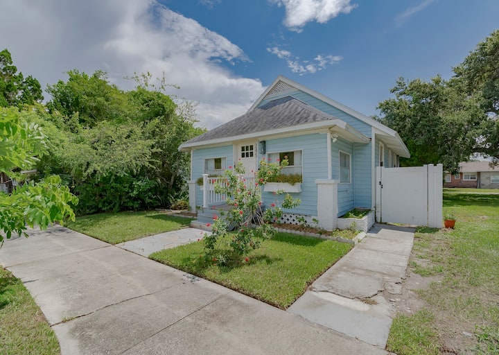 Cute Bungalow Steps From St Pete’s Edge District - St. Petersburg, FL