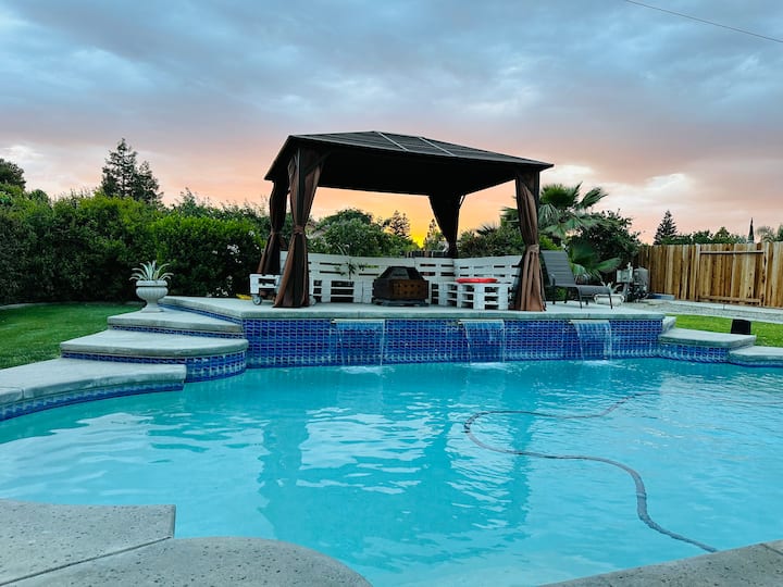 Spacious Home 4 Bed,3 Baths,2 Living Areas, Pool - 베이커즈필드