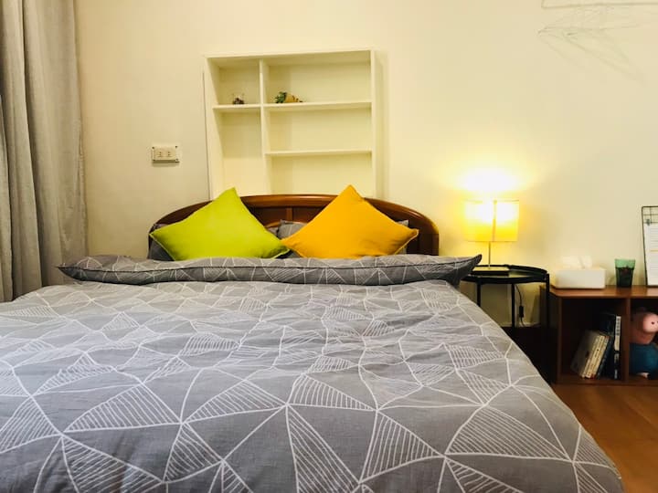 /A1/高雄車站前步行3分鐘；距六合夜市10分鐘；可帶寵物一同入住；禁吸菸者入住 - 高雄市