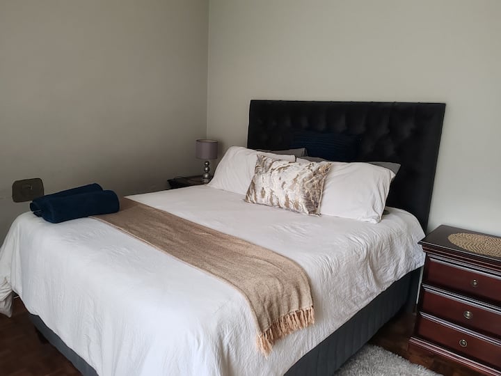 Neat 3 Bedroom, 1 Full Bath Home With Pool - Kloof