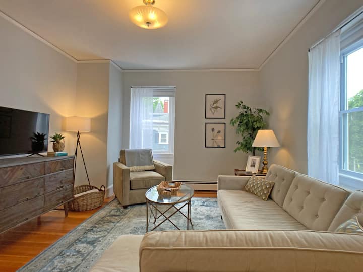 Bright, Spacious Apartment On Pvd's East Side - Providence, RI