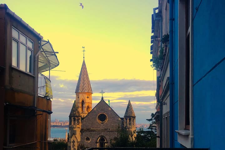 1+1 High Ceilinged Flat W/balcony,sea View ,Galata - Karaköy
