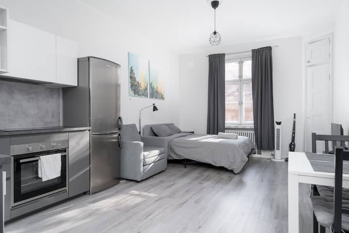 Modern Studio Apartment In The Heart Of Helsinki - Helsinki