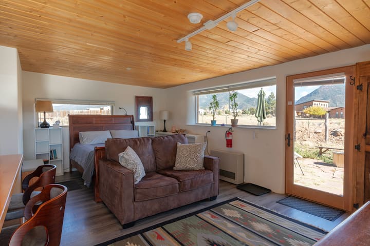 Arroyo Seco Beekeepers Hot Tub Sunrise View Casita - New Mexico