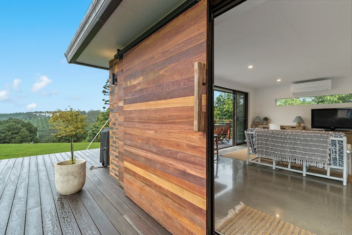 "Casita"  Renovated 2 Bedroom Guest House - Bangalow